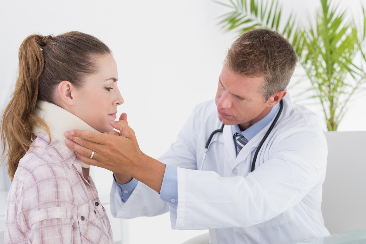 Torticolis : soulager un cou bloqué avec un collier cervical | Medisite.fr
